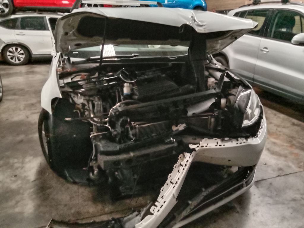 Volkswagen golf 2014 White Wrecking